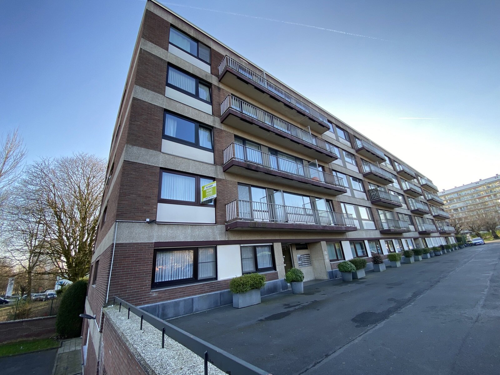 VERHUURD Goed gelegen studio met terras en kelder – Immo Pické